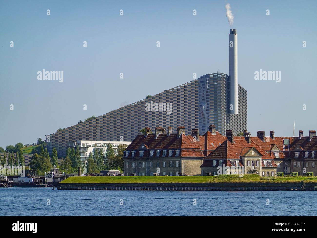 13 August 2025, Denmark, Kopenhagen: The CopenHill waste incineration ...
