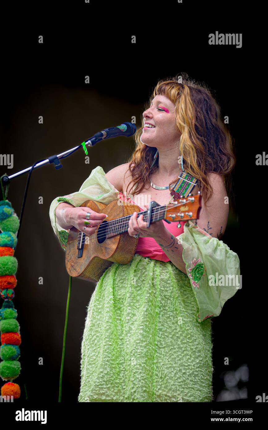 Vibrant, Odanak First-Nation, singer, Mimi O'Bonsawin, Vancouver Folk ...