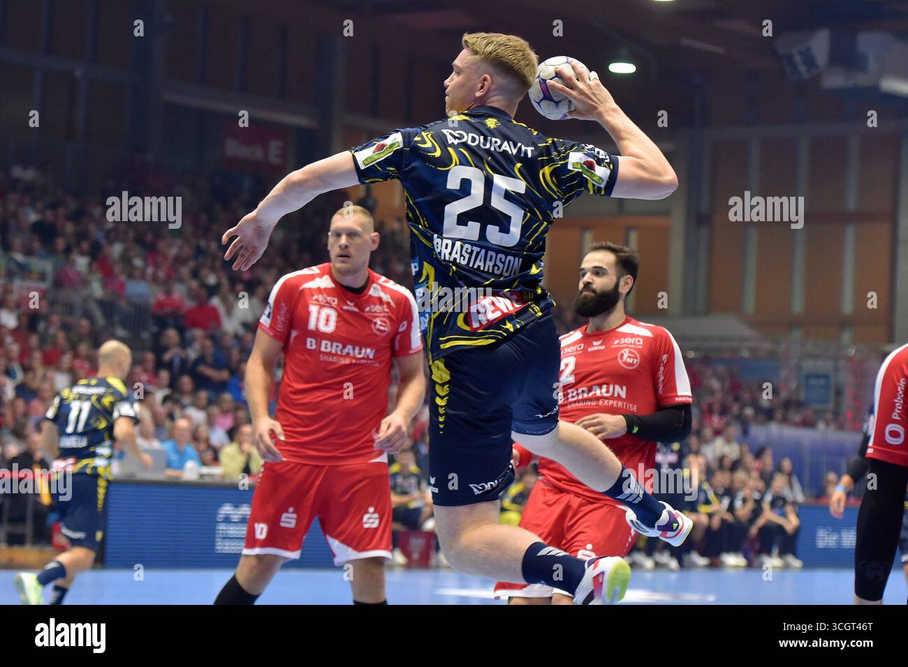 Haukur Thrastarson (Rhein-Neckar Loewen #25) beim Wurf; Dainis ...