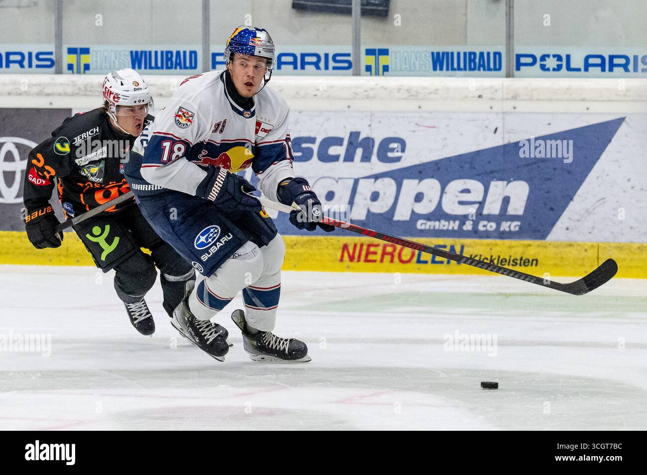 Rio Kaiser (EHC Red Bull Muenchen, #18) verfolgt von Kevin Roy (Moser ...