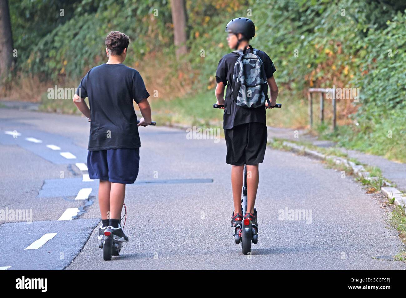 Sie Fahren Auf Einer Strae Mit Zwei