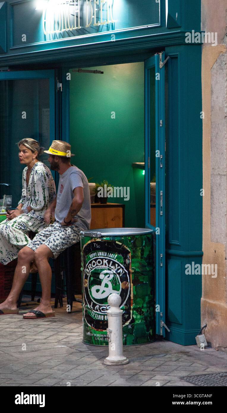 Old man and old woman pub hi-res stock photography and images - Alamy