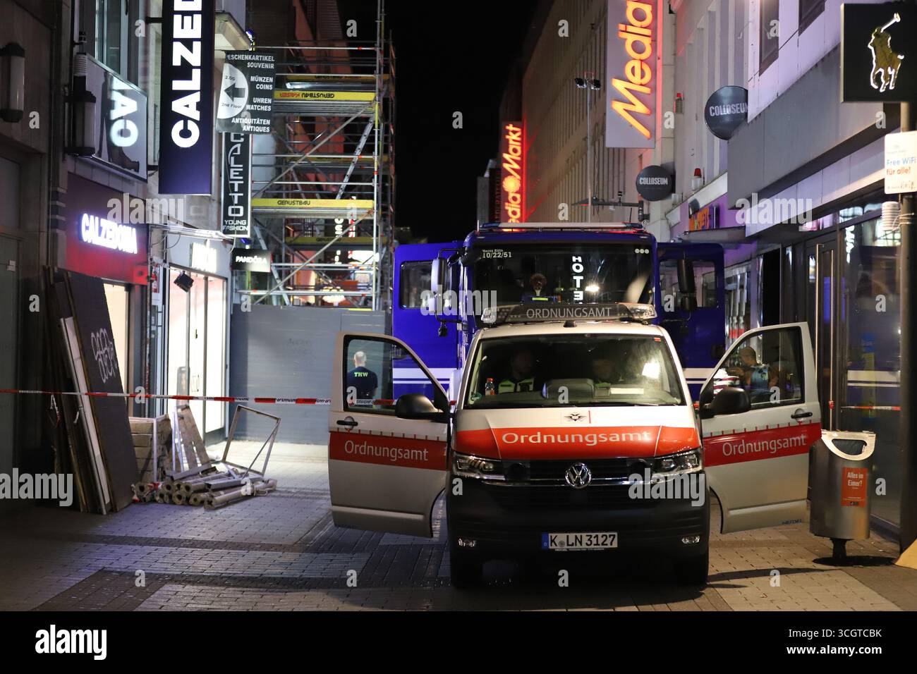 Cologne, Germany. 29th Aug, 2025. Emergency services from the Federal ...