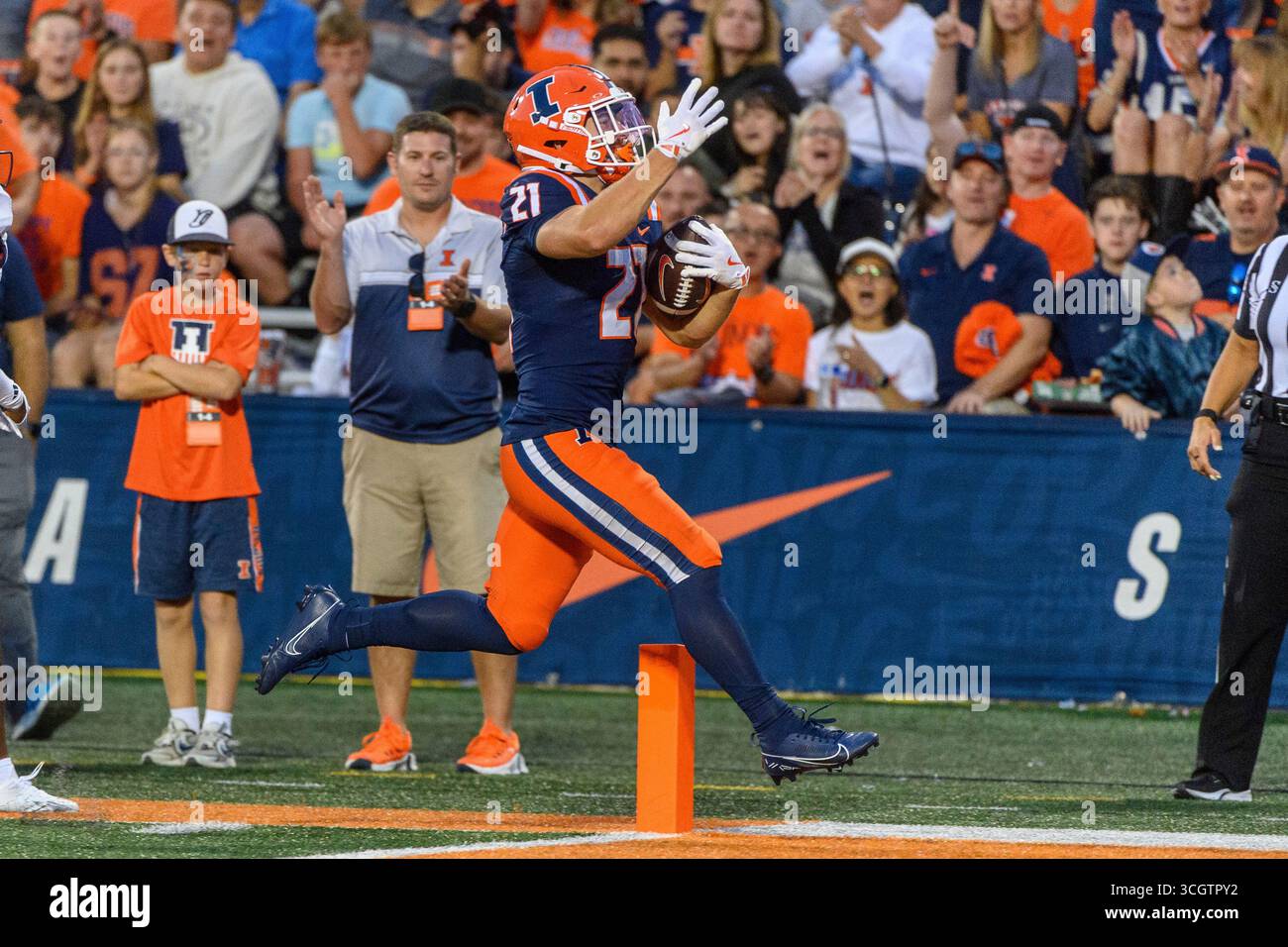 Illinois running back Aidan Laughery (21) rushes for a touchdown during ...