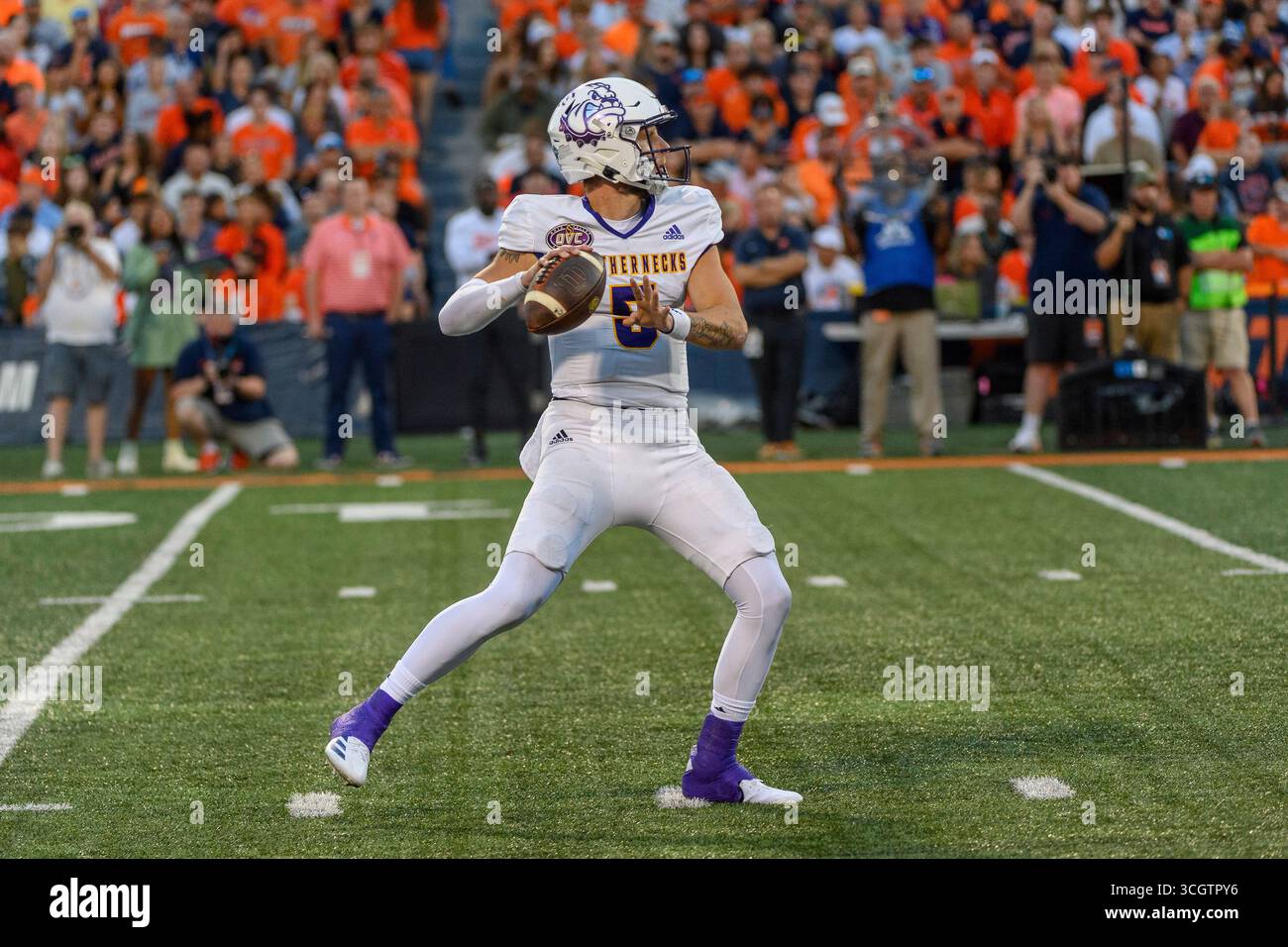 Western Illinois quarterback Chris Irvin (5) drops back to pass during ...
