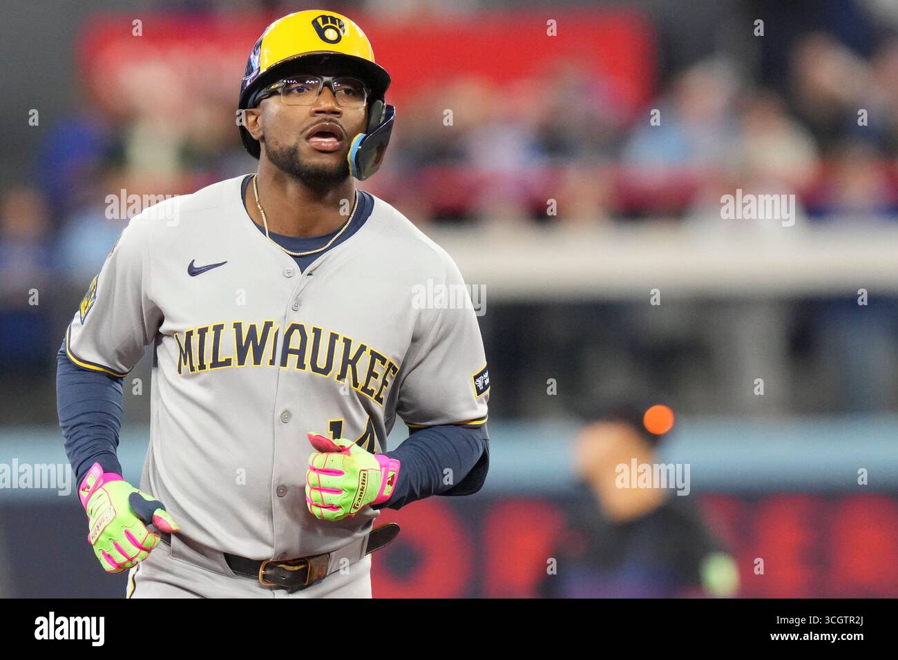 Milwaukee Brewers' Andruw Monasterio (14) rounds the bases after ...