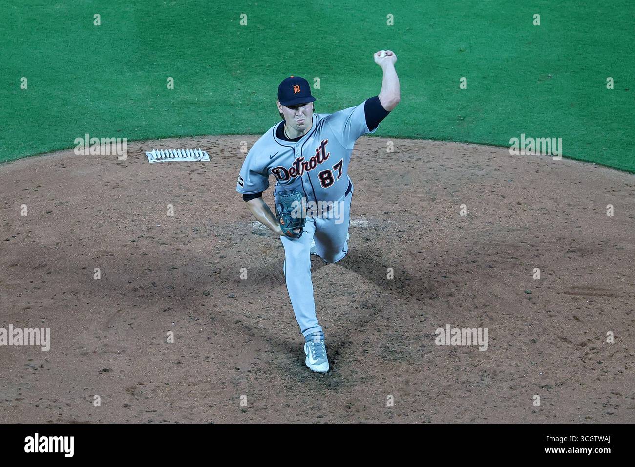 August 29, 2025: Detroit Tigers relief pitcher Tyler Holton (87) throws ...