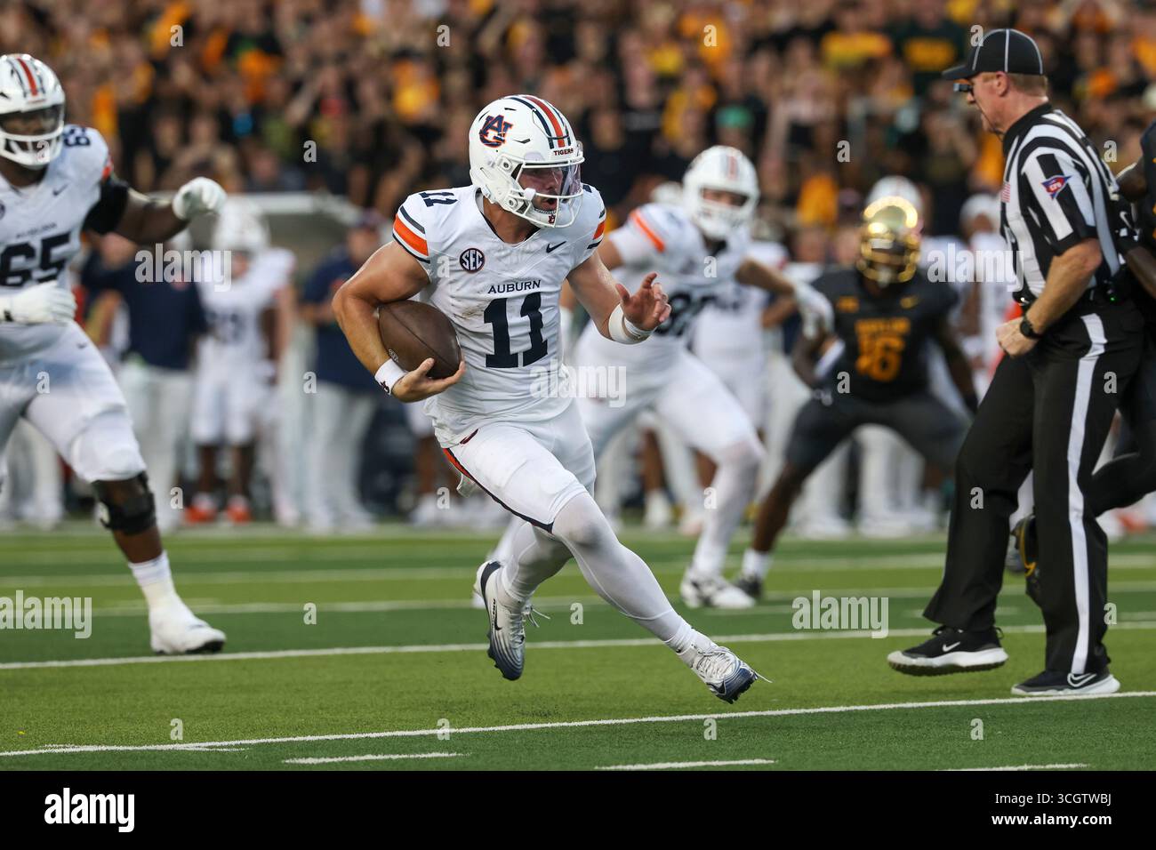 WACO, TX - AUGUST 29: Quarterback Jackson Arnold #11 of the Auburn ...