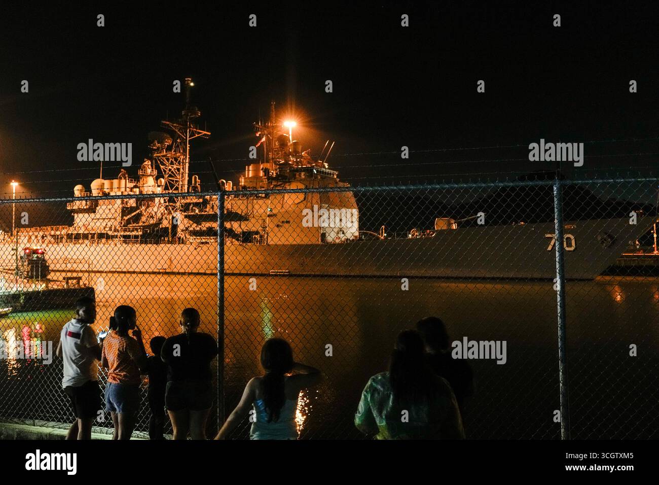 The U.S. Navy warship USS Lake Erie makes it way through the Pedro ...