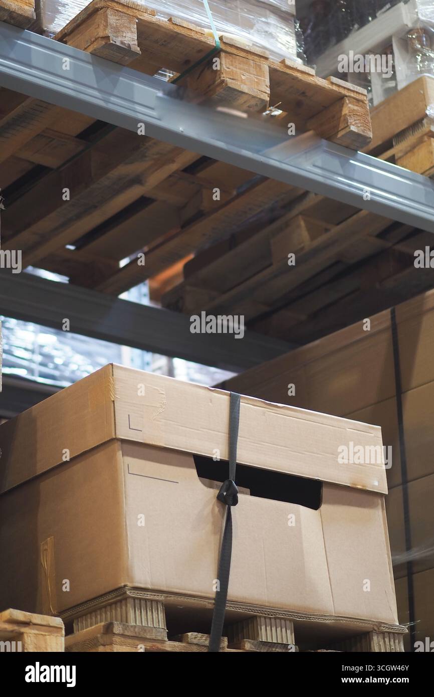 Storage of cardboard boxes on wooden pallets in a warehouse Stock Photo ...