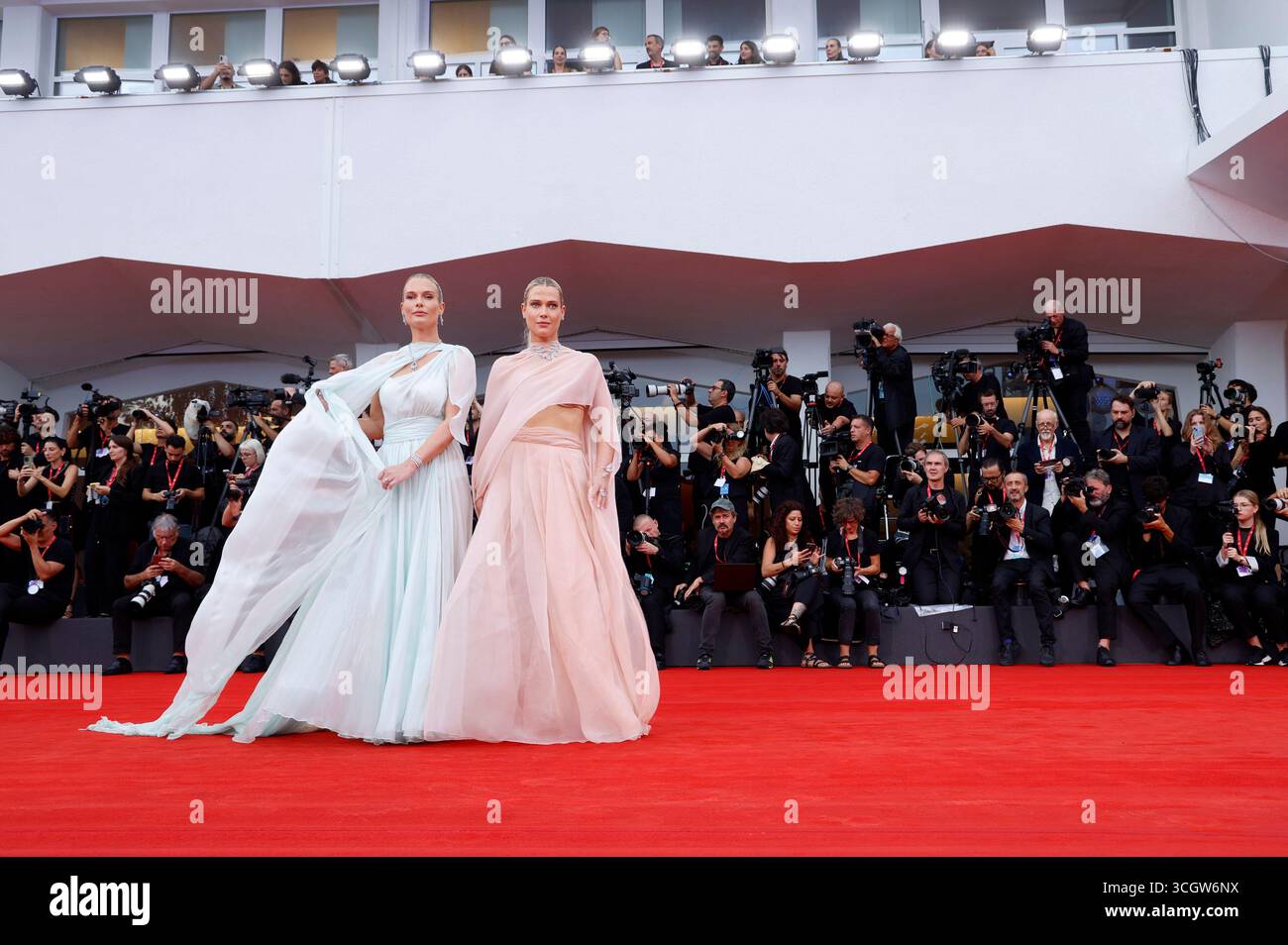 Lady Eliza Spencer und Lady Amelia Spencer bei der Premiere des ...
