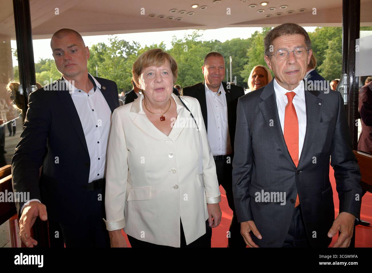 Angela Merkel mit Ehemann Joachim Sauer bei der Saisoneröffnung der ...