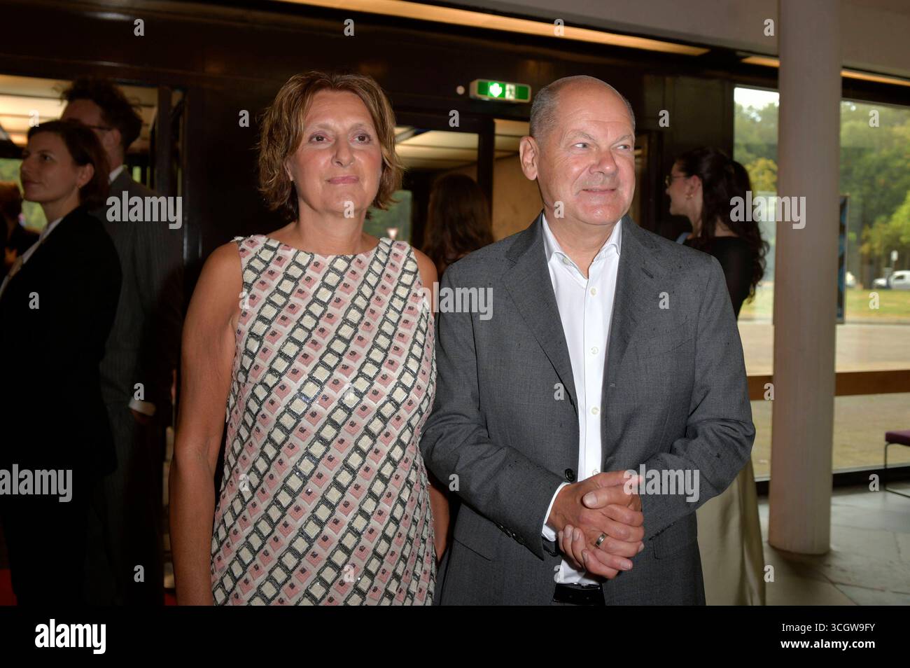 Olaf Scholz mit Ehefrau Britta Ernst bei der Saisoneröffnung der ...