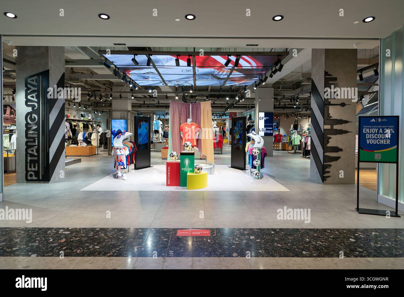 Entrance sunway pyramid shopping hi-res stock photography and images ...