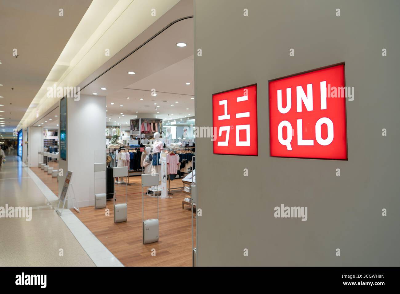 Entrance sunway pyramid shopping hi-res stock photography and images ...