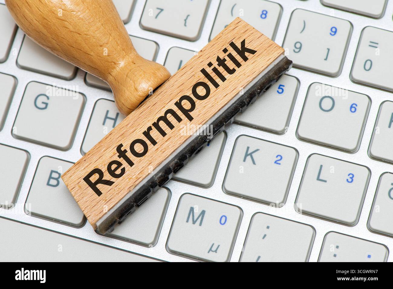 Reformen in Finanzen, Wirtschaft, Rente und Soziales Ein Holzstempel ...