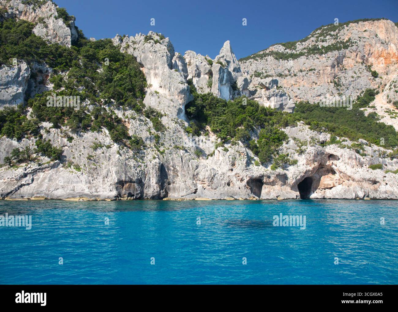Cave dotted shoreline hi-res stock photography and images - Alamy