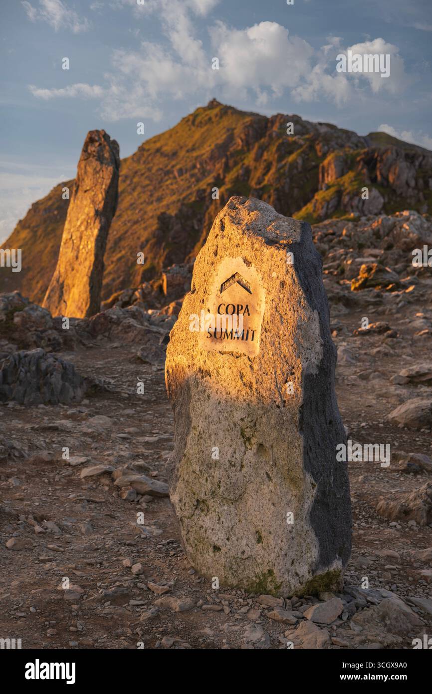 Stone path to the summit of Mount Snowdon, North Wales Stock Photo - Alamy
