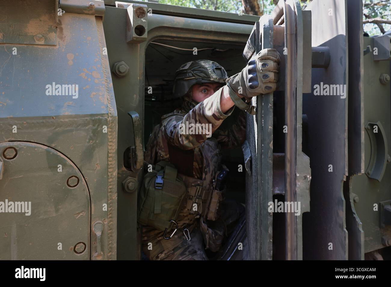 An infantryman of the operational battalion of the 13th Brigade of the ...