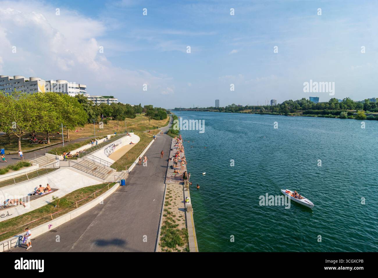 Vienna: river Neue Donau (New Danube) at bridge Reichsbrücke, bather in ...