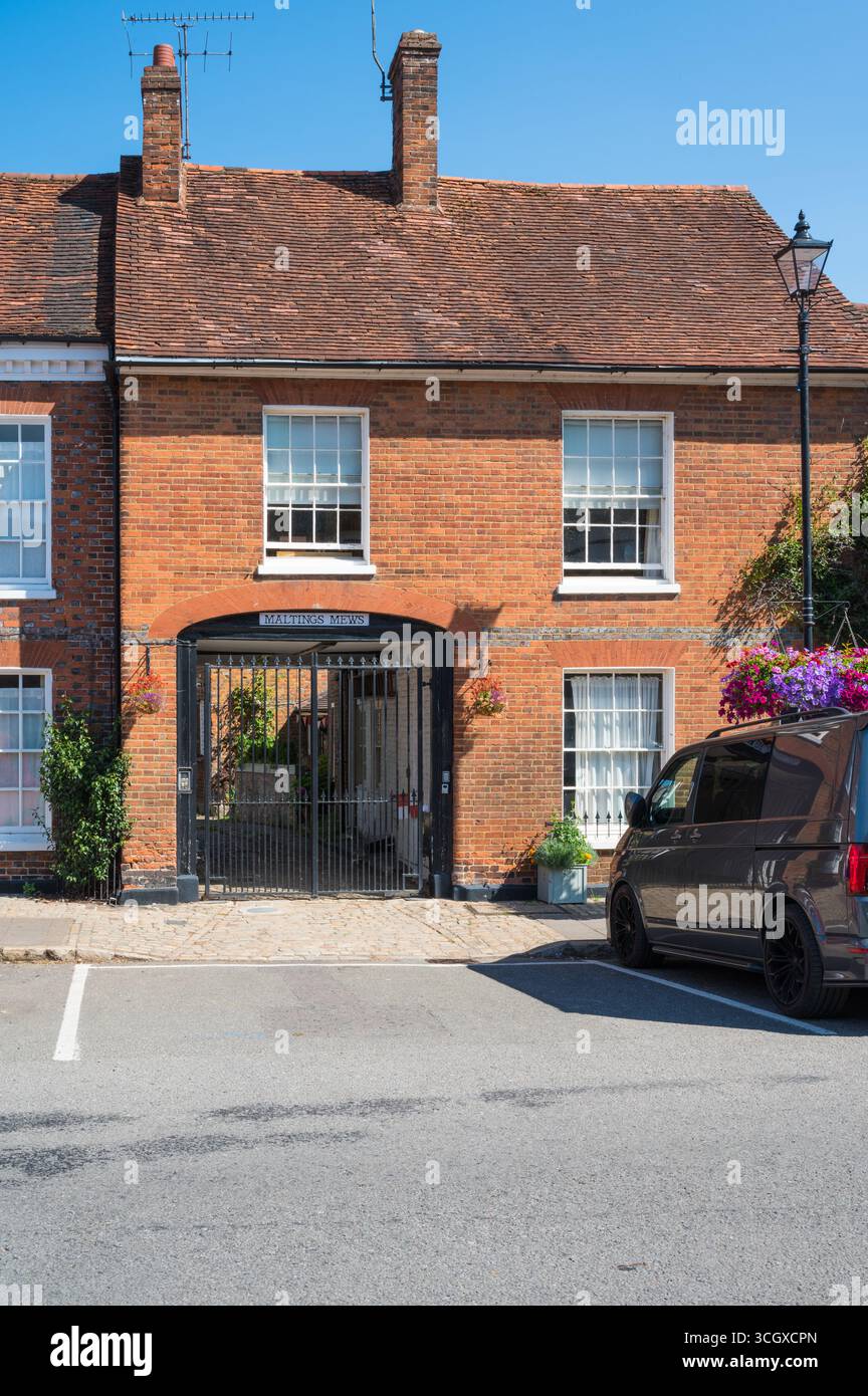 Entrance to former coaching inn on High Street, Old Amersham ...
