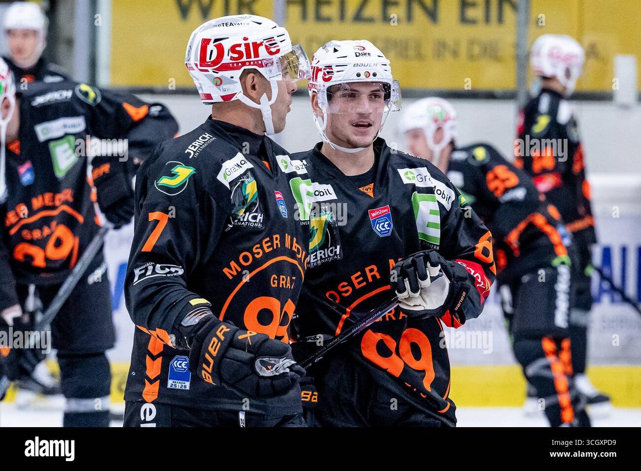 Plausch beim Warmup zwischen Nick Bailen (Moser Medical Graz 99ers, #7 ...