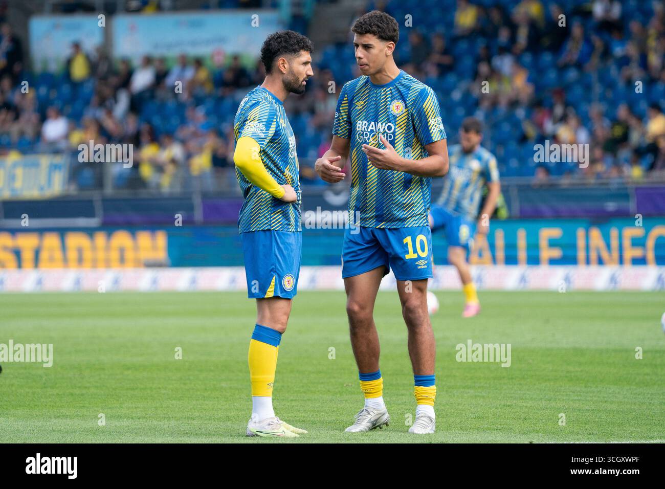 Fabio Kaufmann (Nr. 7 Eintracht Braunschweig) und Walid Ould-Chikh (Nr. 10 Eintracht ...