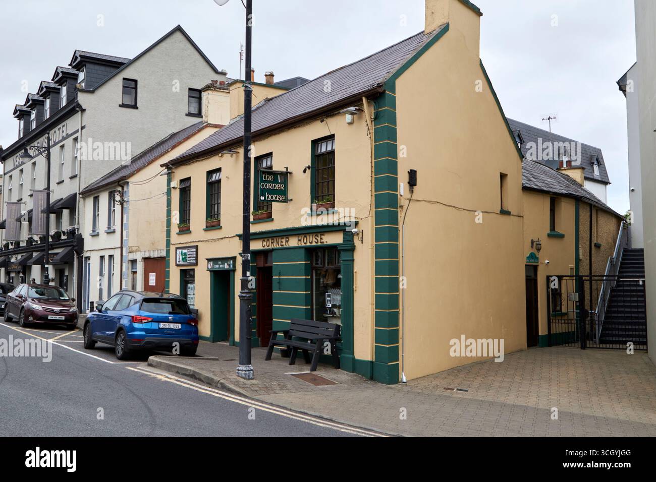 Donegal pub corner hi-res stock photography and images - Alamy