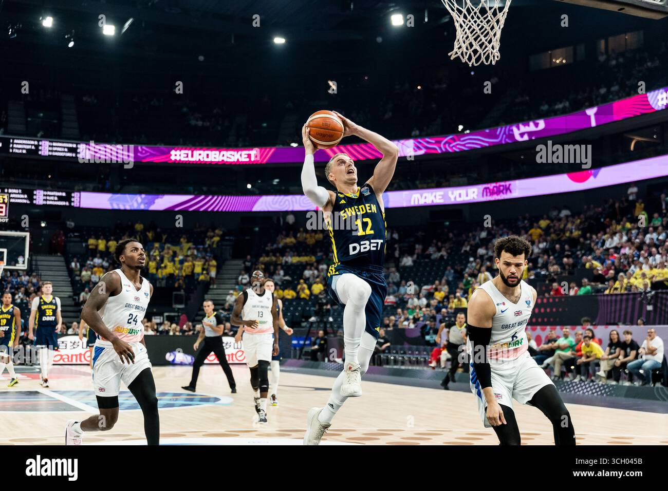 Ludde Hakanson (Schweden, 12) im Wurf FIBA EuroBasket 2025 ...
