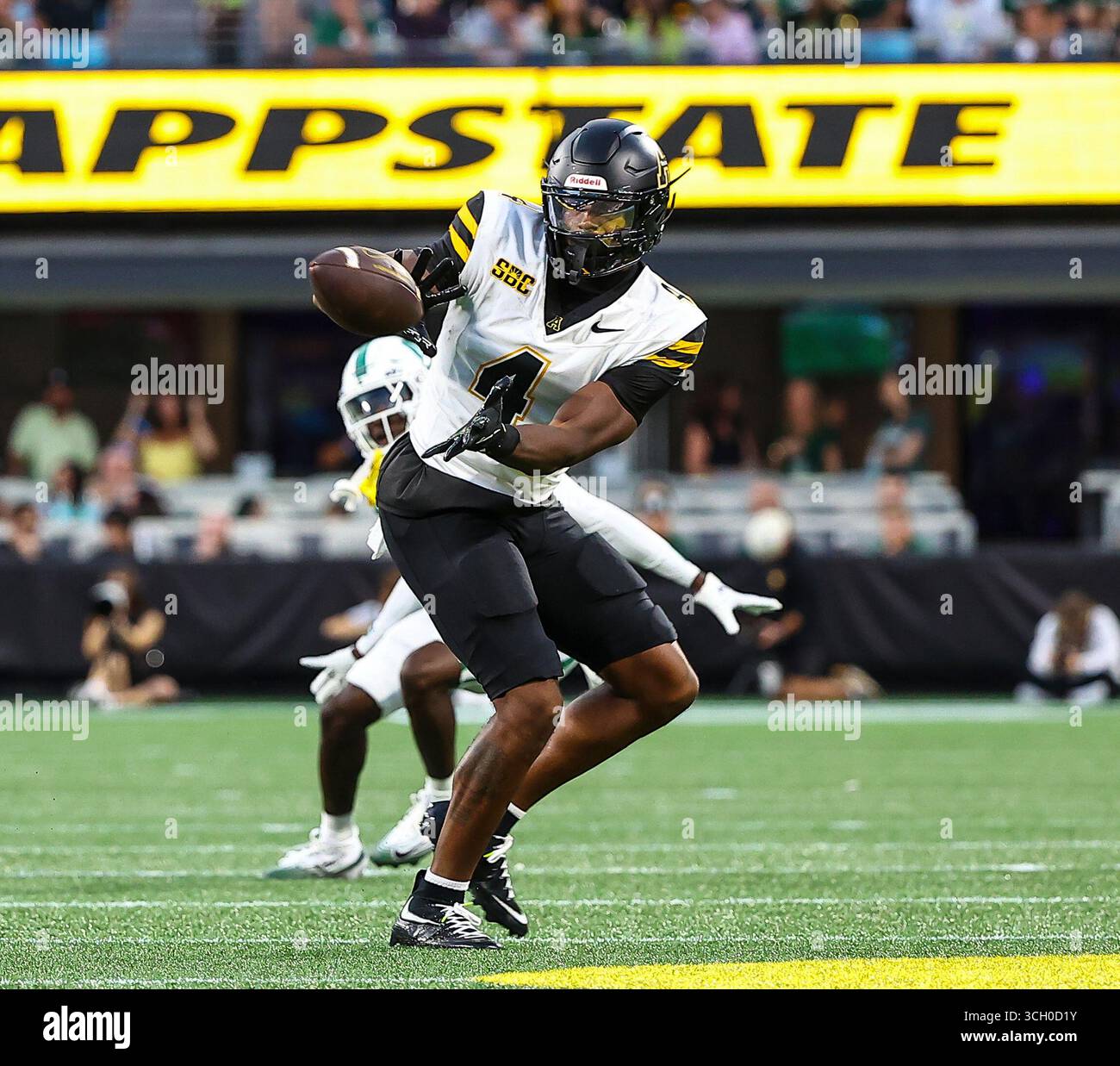 August 29, 2025: App State tight end Izayah Cummings (4) catches the ...