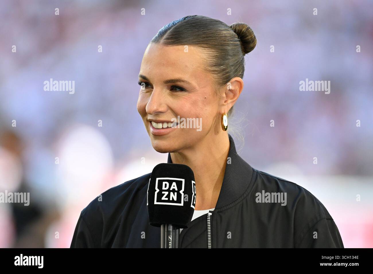 vor Spielbeginn: Moderatorin Laura Wontorra Portrait im Interview ...