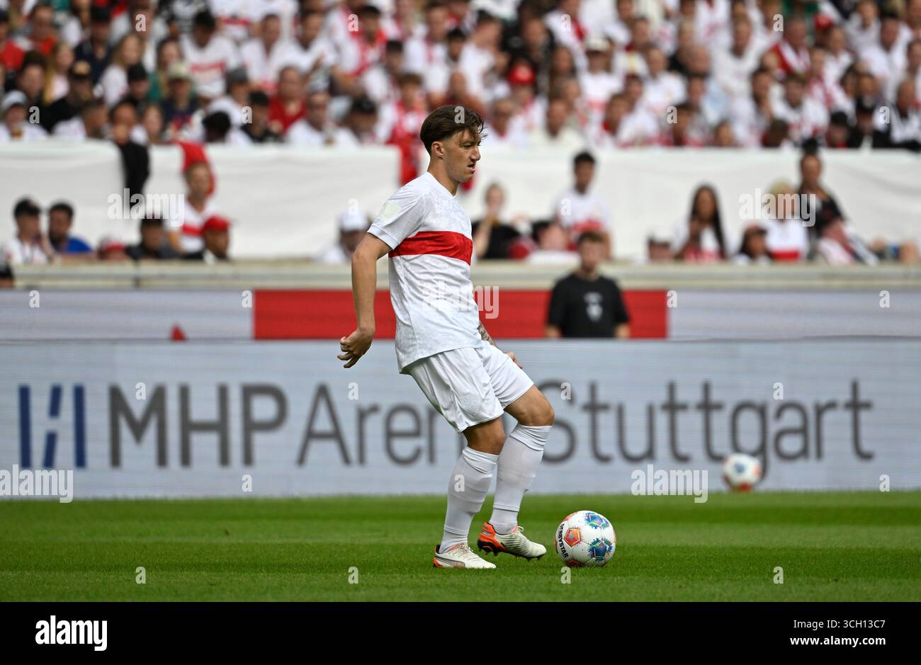 Angelo Stiller VfB Stuttgart (06) Aktion am Ball VfB Stuttgart vs ...