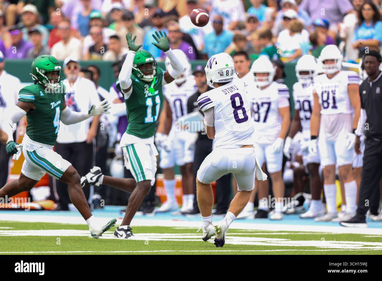 Tulane Green Wave defensive back E'zaiah Shine (11) tries to break up a ...