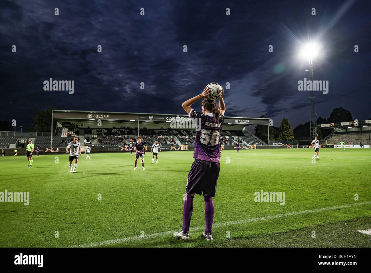 this picture shows a soccer game between KAS Eupen and RSCA Futures ...