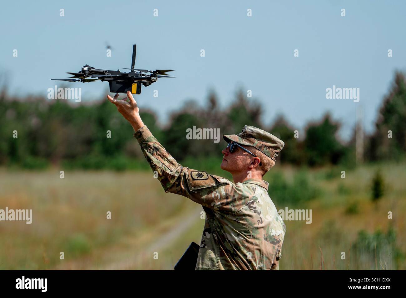 Ukrainian soldier launching a drone hi-res stock photography and images ...