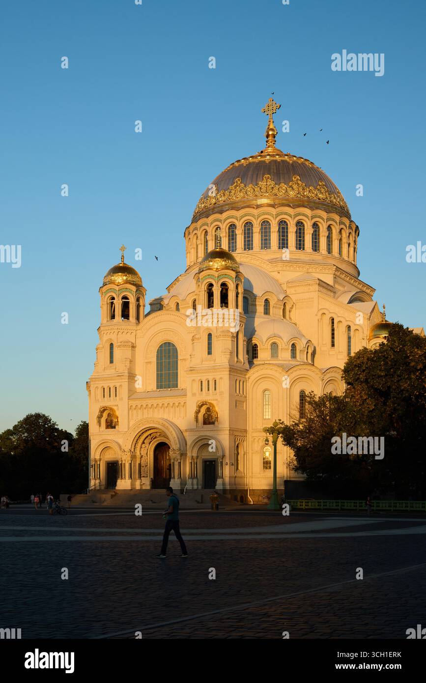 Experience the Stunningly Beautiful Sunset View of the Magnificent ...