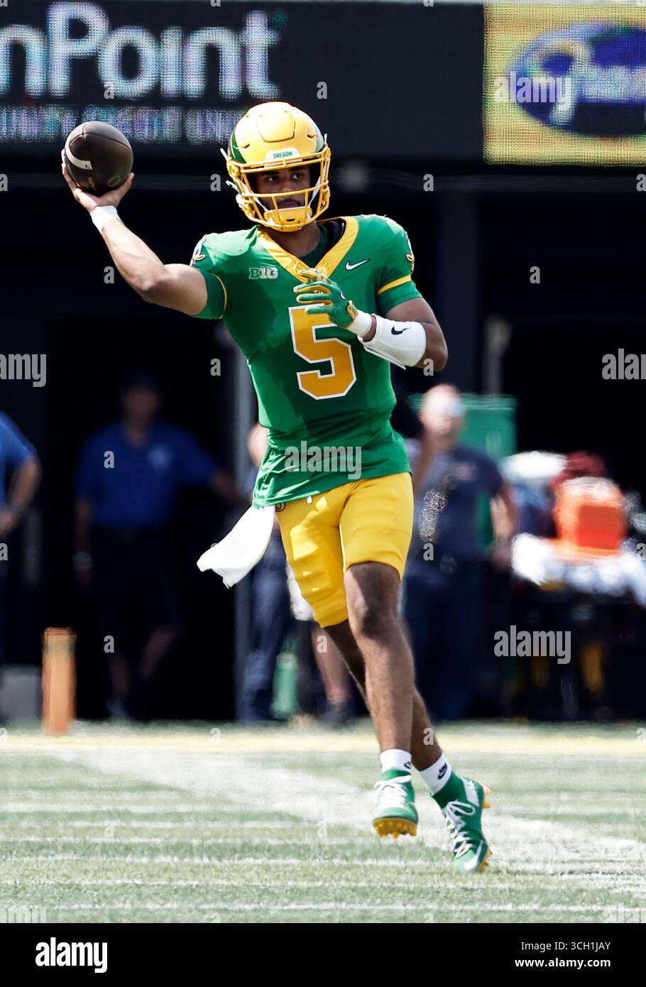 August 30, 2025: Oregon Ducks quarterback Dante Moore (5) delivers a ...