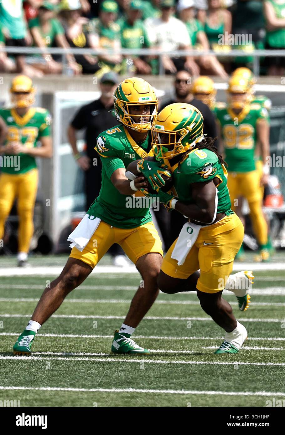 August 30, 2025: Oregon Ducks quarterback Dante Moore (5) hands off to ...