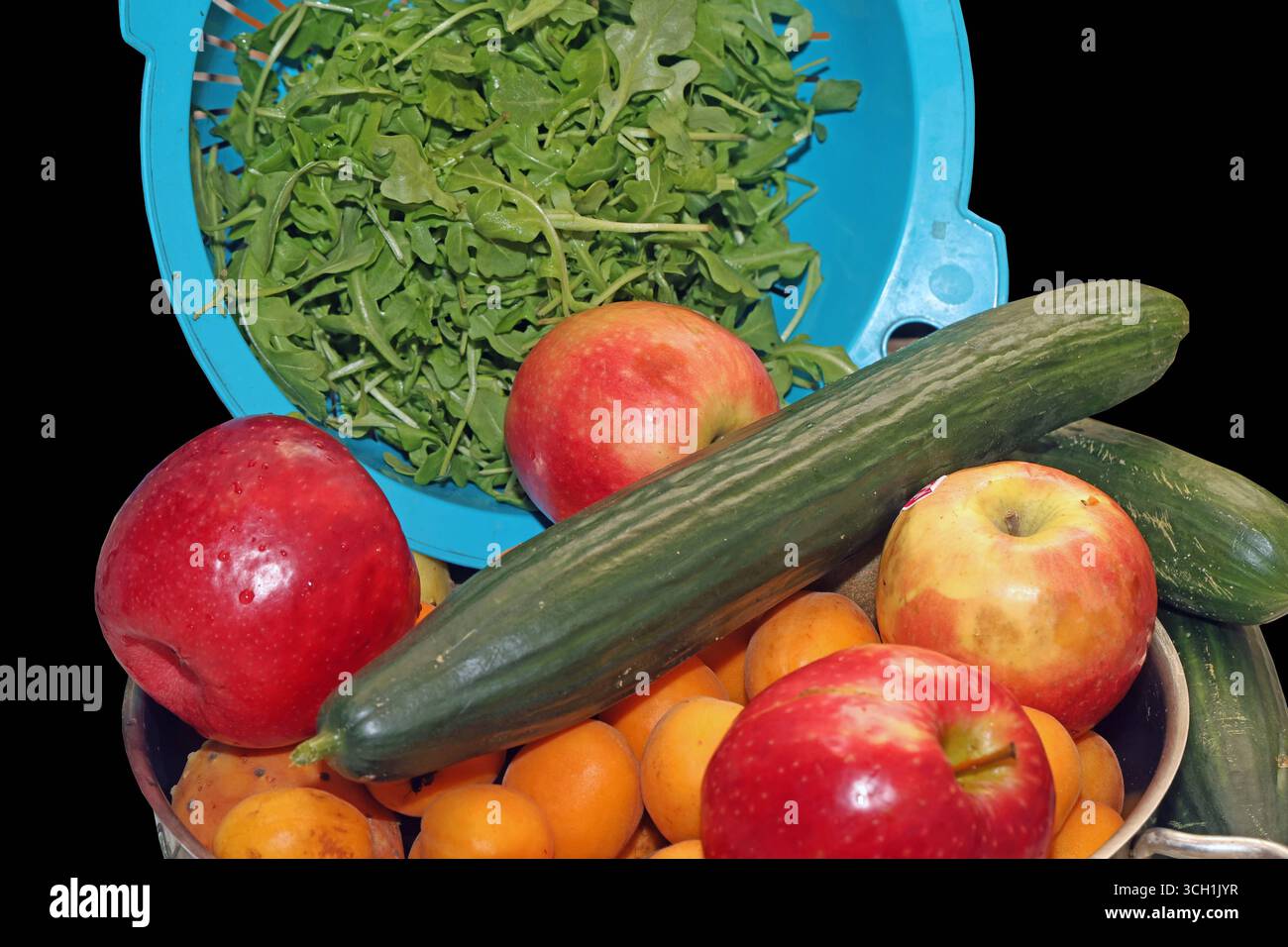 Gesunde Nahrungsmittel BEARBEITET: Eine Schale mit Obst zum sofortigen ...
