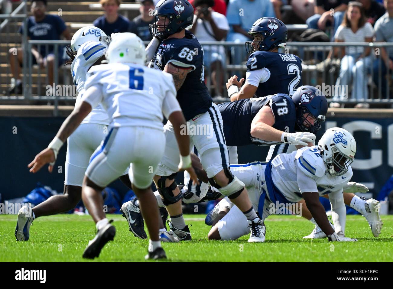 East Hartford, Connecticut, USA. 30th Aug, 2025. Connecticut Huskies ...