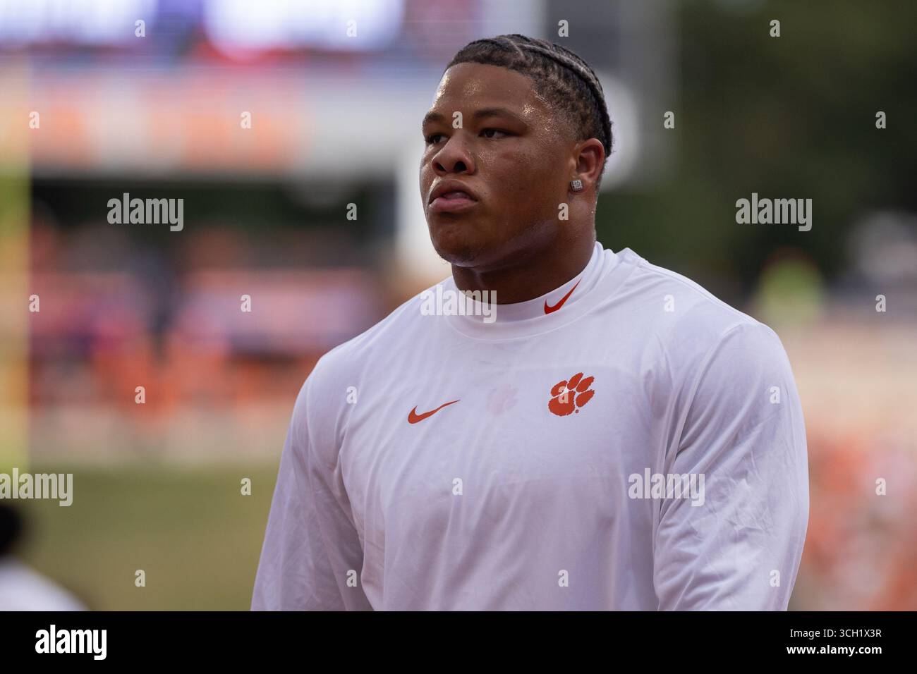 August 30, 2025: Clemson Tigers linebacker Jamal Anderson (0) warms up ...
