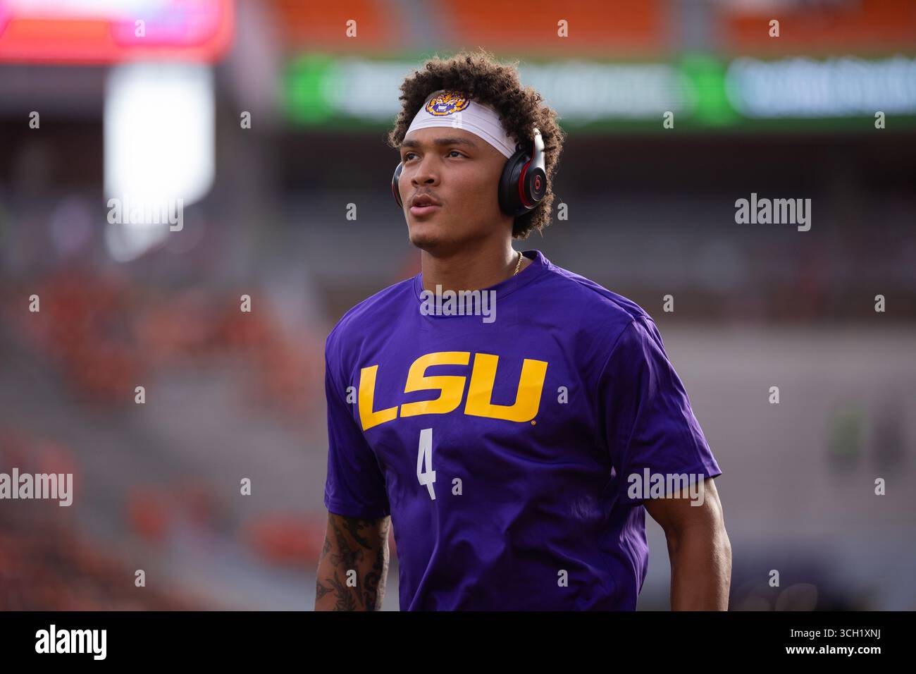 August 30, 2025: LSU Tigers wide receiver Nic Anderson (4) warms up ...