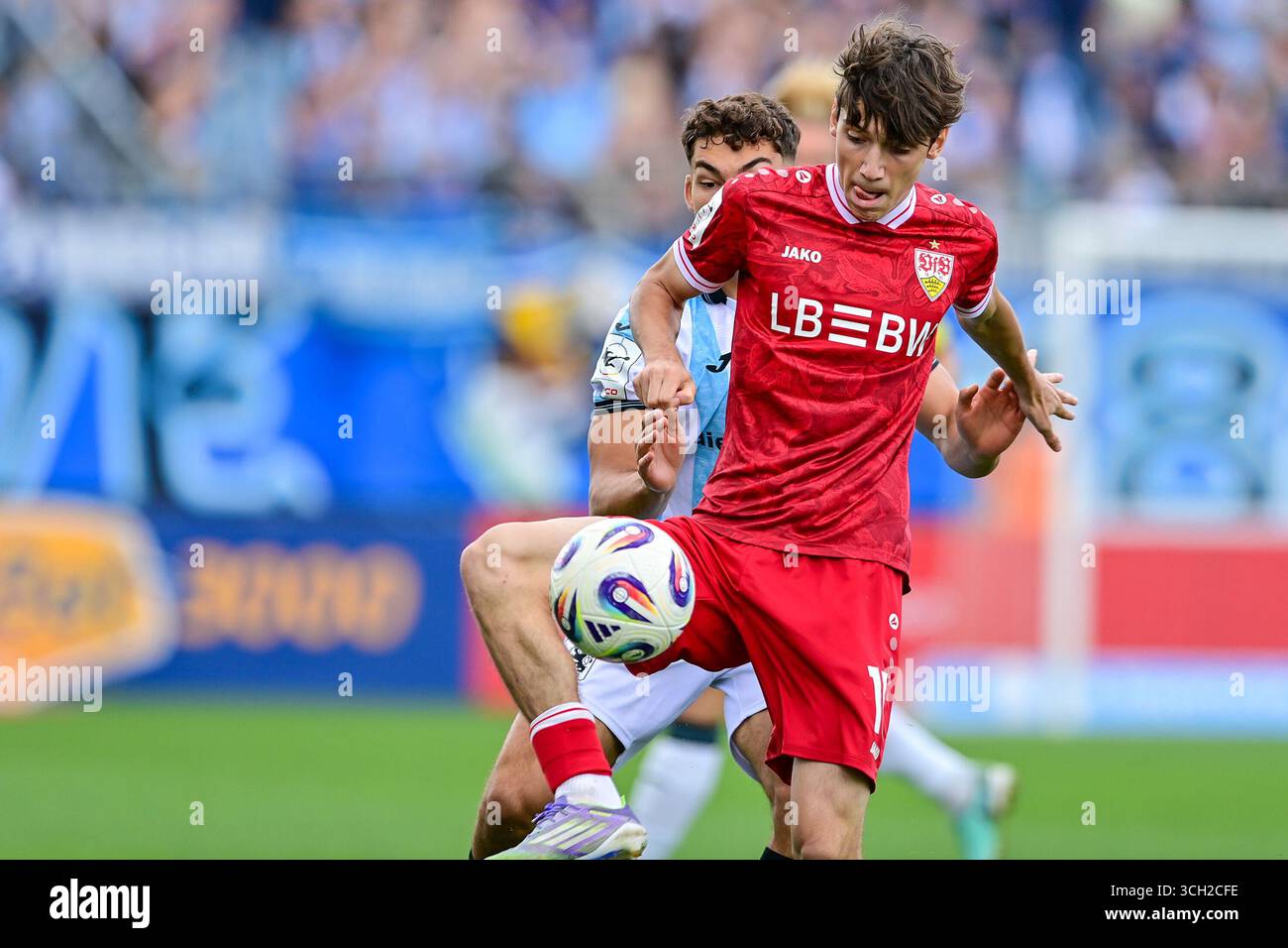 v.li.: Efe Korkut (Stuttgart, 11) Sean Dulic (TSV 1860, 25) im ...