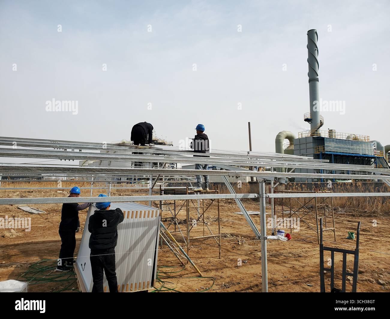 Workers installing cables solar hi-res stock photography and images - Alamy