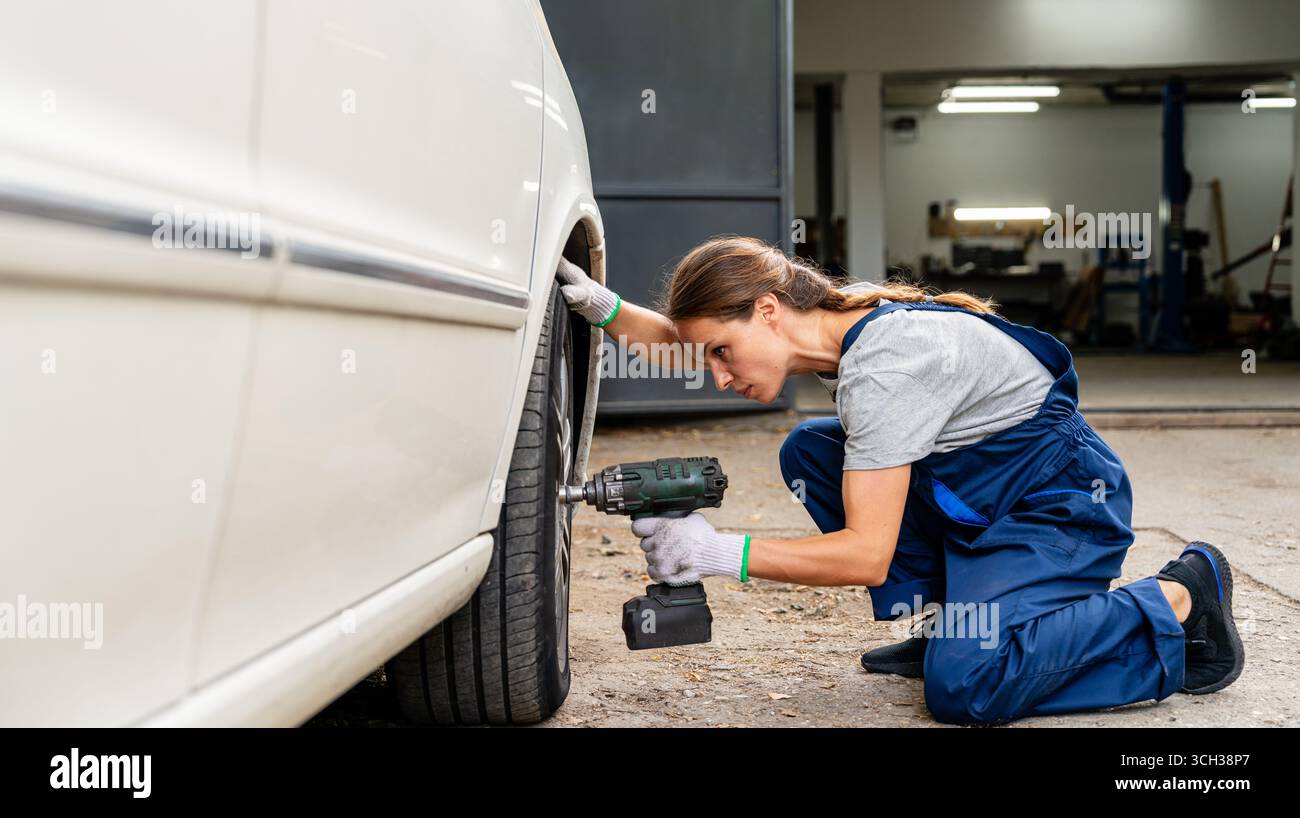 Tyre fitting shop hi-res stock photography and images - Alamy