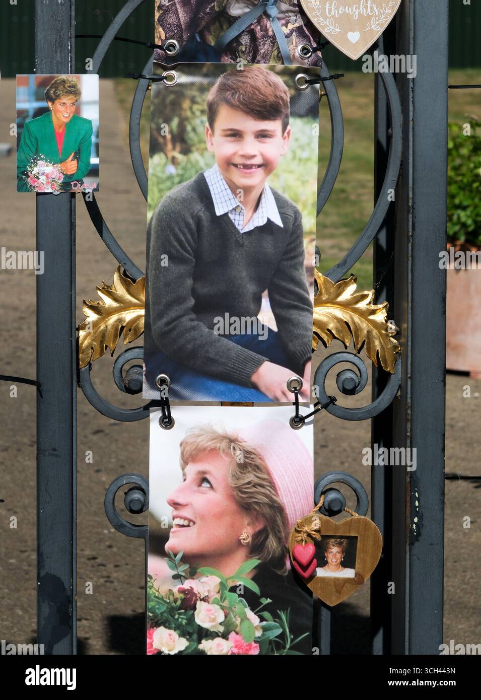 Kensington Palace, London, UK. 31st Aug 2025. Tributes at the gates of ...