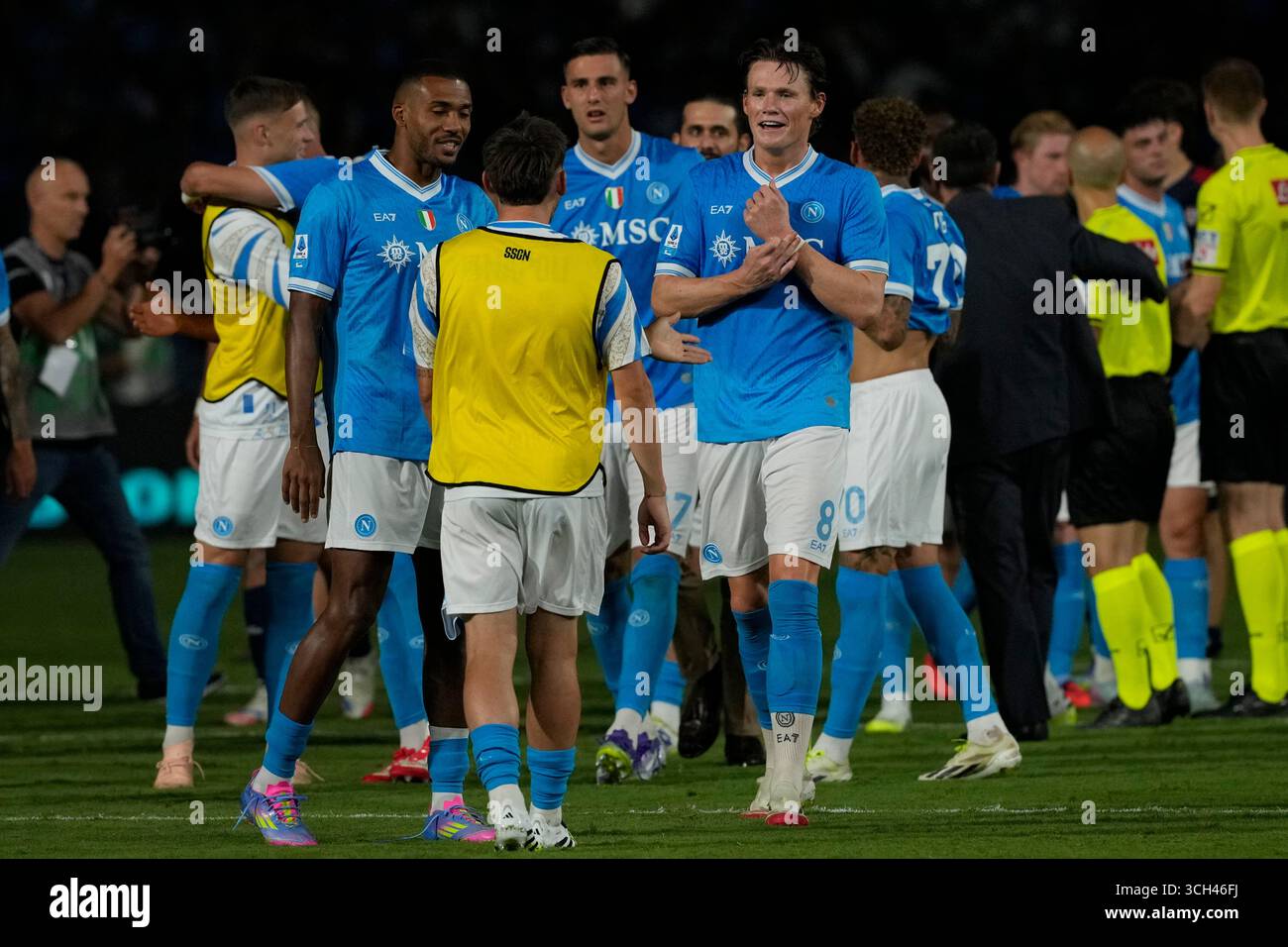 Naples, Italy. 30 Aug, 2025. Players of SSC Napoli celebrate at the end ...