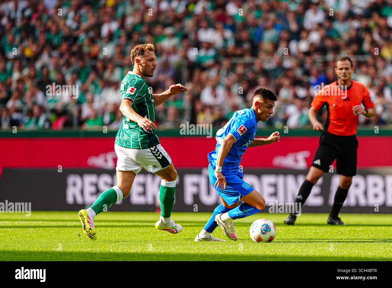 Senne Lynen (SV Werder Bremen, #14), Claudio Echeverri (Bayer 04 ...