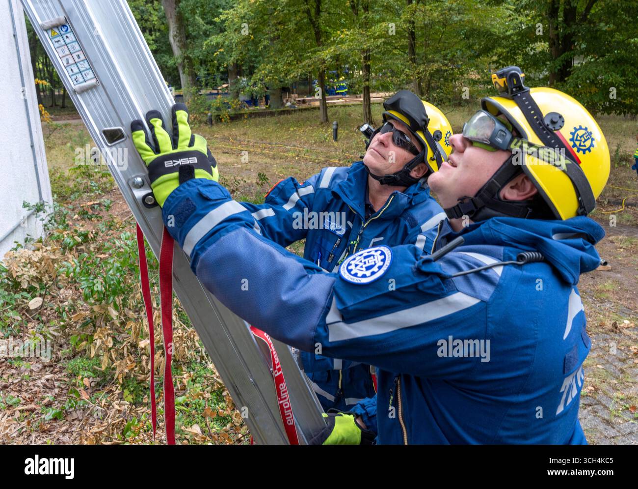 Einsatzkräfte der Fachgruppe Infrastruktur stellen Wasser ...