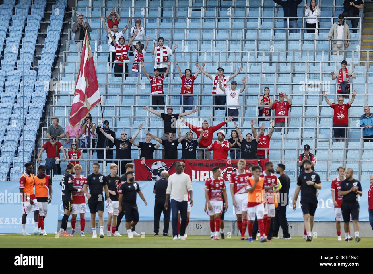 MALMÖ, SVERIGE 20250831Degerfors klack tackar spelarna efter söndagens fotbollsmatch i ...